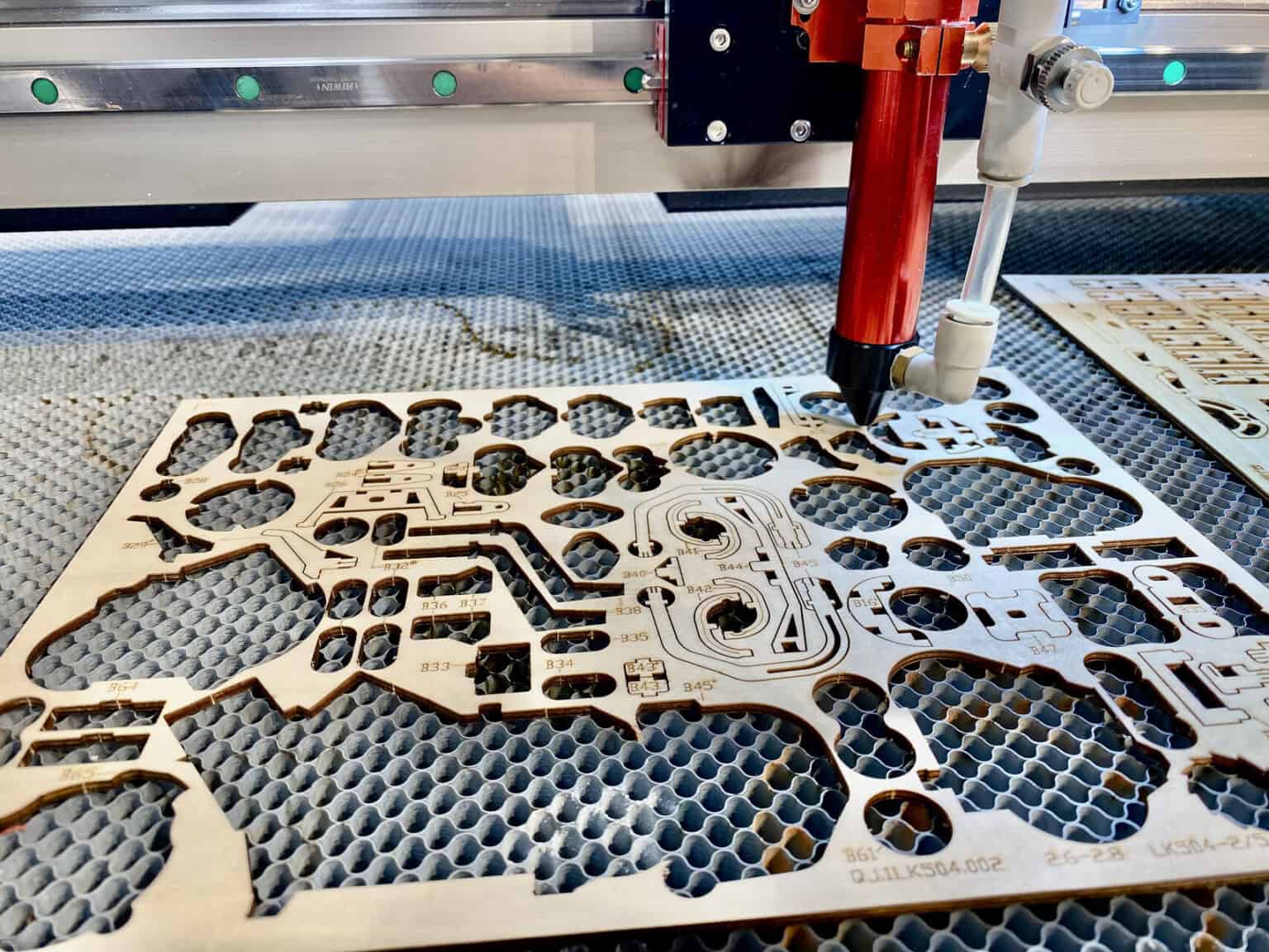 Khắc và cắt gỗ bằng laser - RedShift Laser